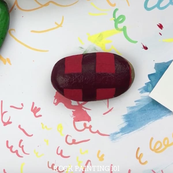 How to paint plaid patterns to make a fun rock | Rock Painting 101